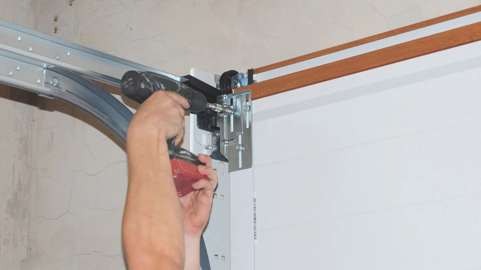 How to Replace Garage Door Rollers – Guide for Fast Fixes